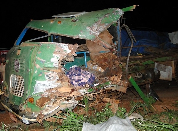 Repórter News - Notícia: Acidente entre caminhão e duas carretas deixa um morto na BR-163